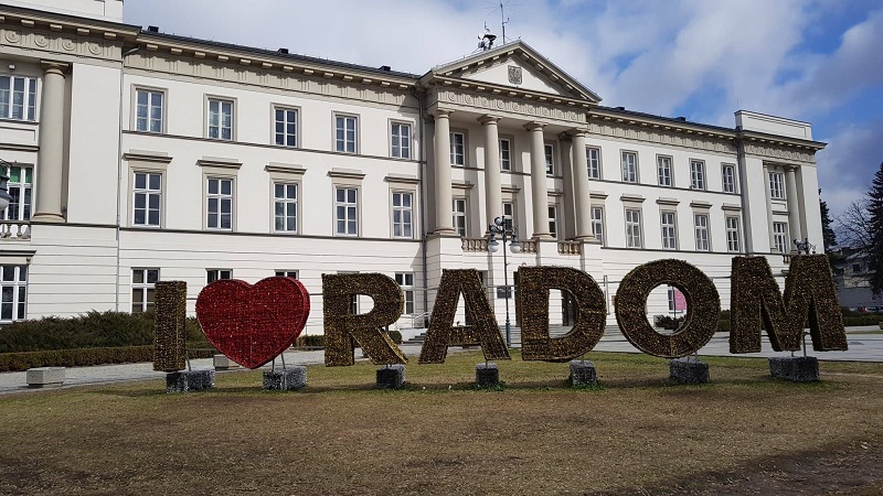 Świetlny napis ''I love Radom'' w naprawie. Stanie na Placu Corazziego ...